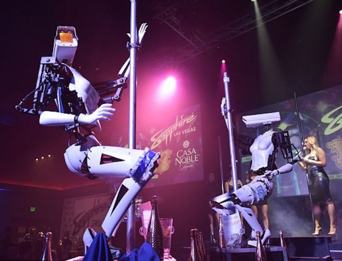 El CES 2018 se calienta con estos sensuales robots que bailan pole dance