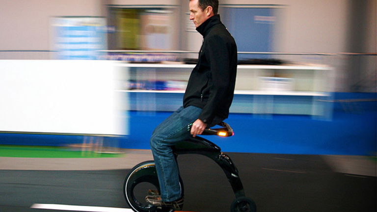 YikeBike, una bicicleta eléctrica da nuevo uso al manillar