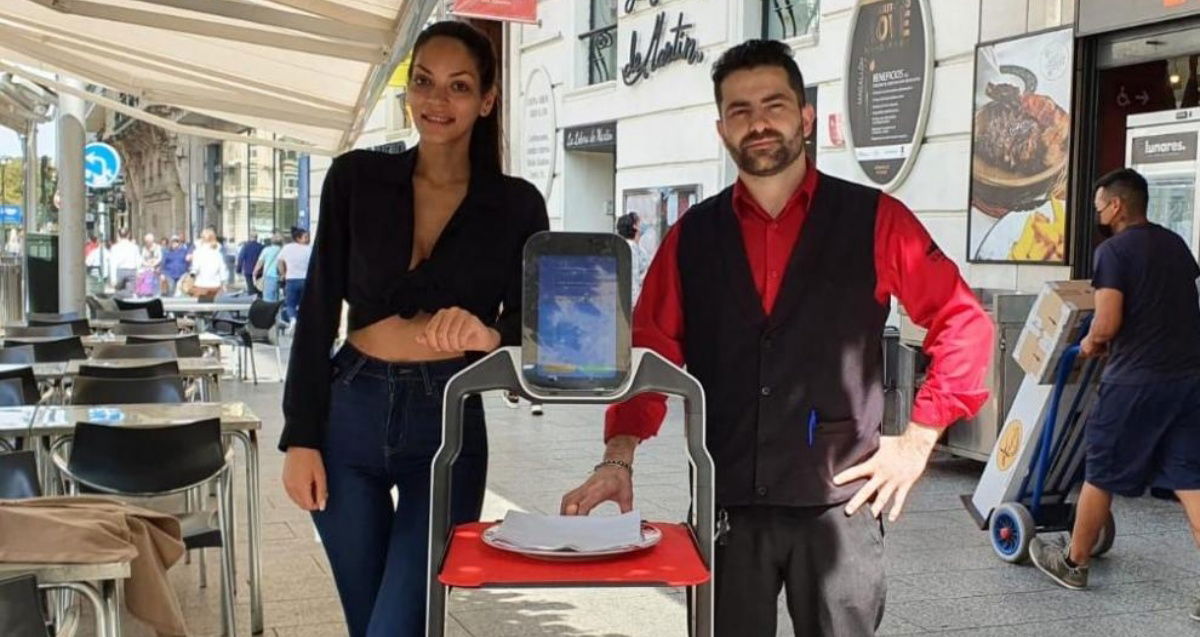 Jefito es el robot maño que lo mismo te ofrece un chuletón que te ...