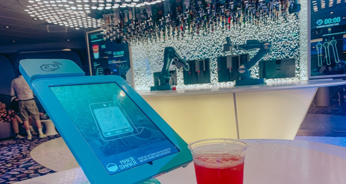 La experiencia en el Bionic Bar: bebiendo cócteles con camareros robots ...