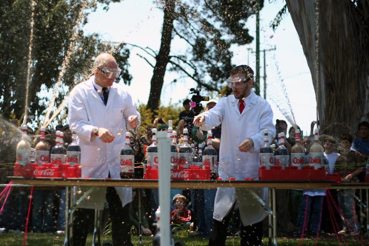 Experimento de Coca Cola y Mentos: explicación fácil de la reacción química