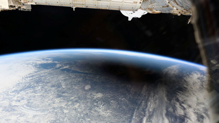 Así es como se ve un eclipse total desde el espacio