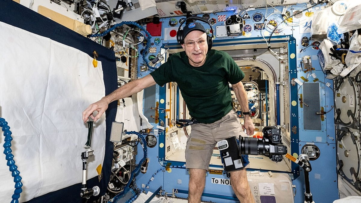 Un astronauta cuenta como es tener 70 años en el espacio: "Todos esos pequeños dolores y ...