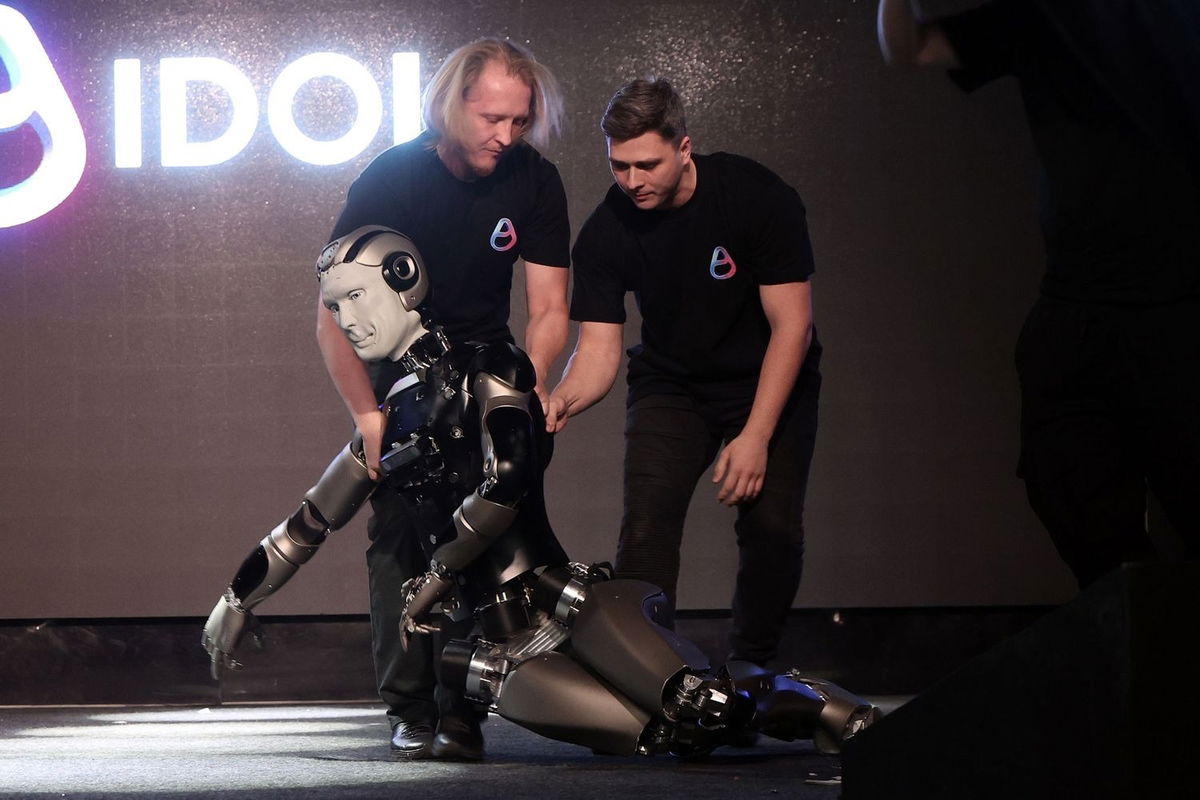Aidol, el primer robot ruso antropomórfico con IA, hace su debut por ...
