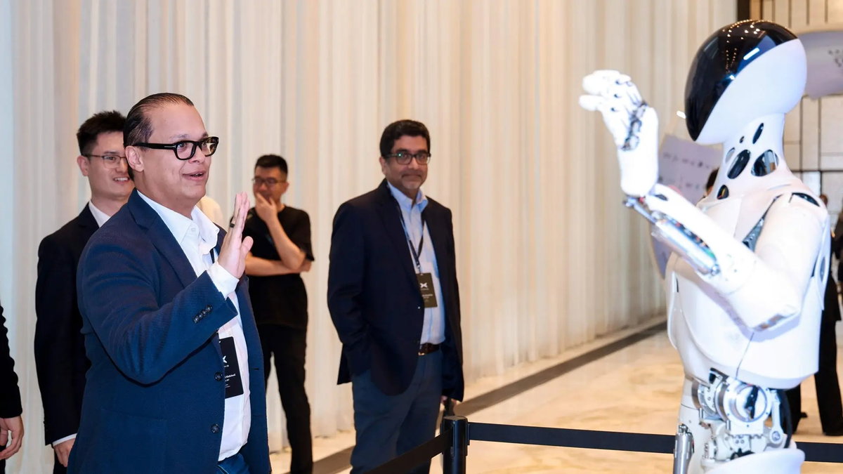 Una empresa lanza su primer robot humanoide y prevé producirlo en masa ...
