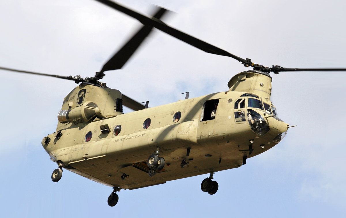 El Ejército de EE UU logra que su helicóptero pesado Chinook aterrice ...